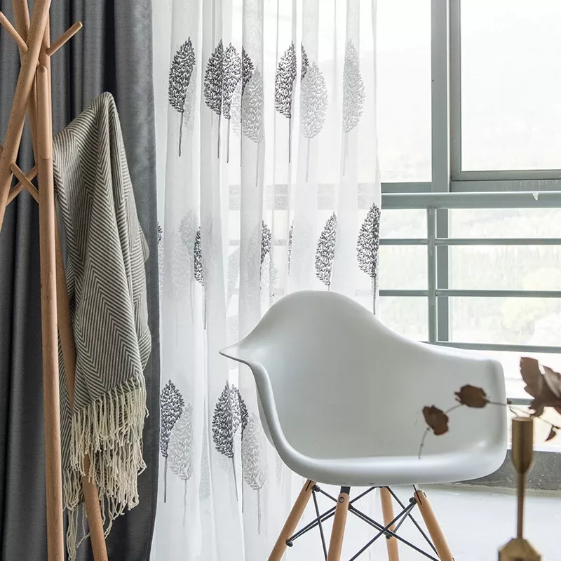 Rideau salon en tulle brodé de feuilles - Mon Coin Maison